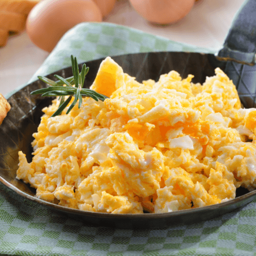 12 Best Herbs, Spices, and Seasonings for Scrambled Eggs - Happy Muncher