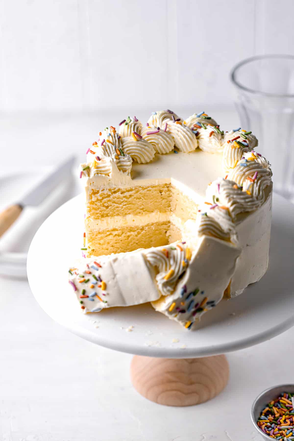 20 Irresistibly Delicious Vanilla Cake Recipes - Happy Muncher