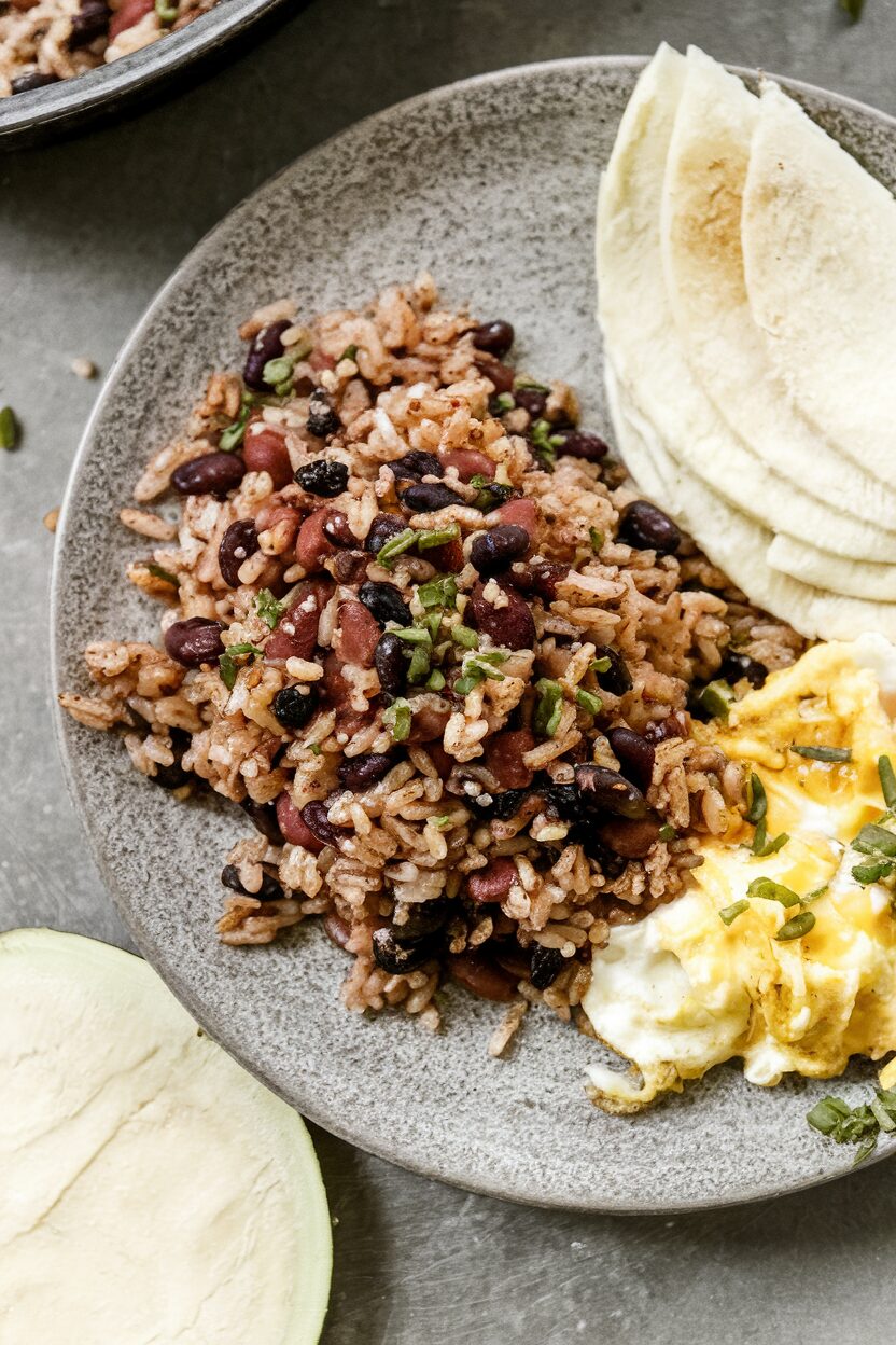 Gallo Pinto (Costa Rican Beans and Rice) - Happy Muncher