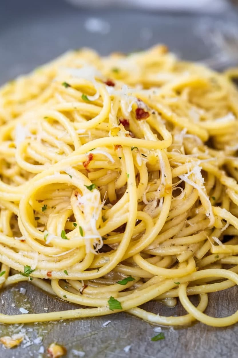 15 Minute Easy Garlic Pasta - Happy Muncher