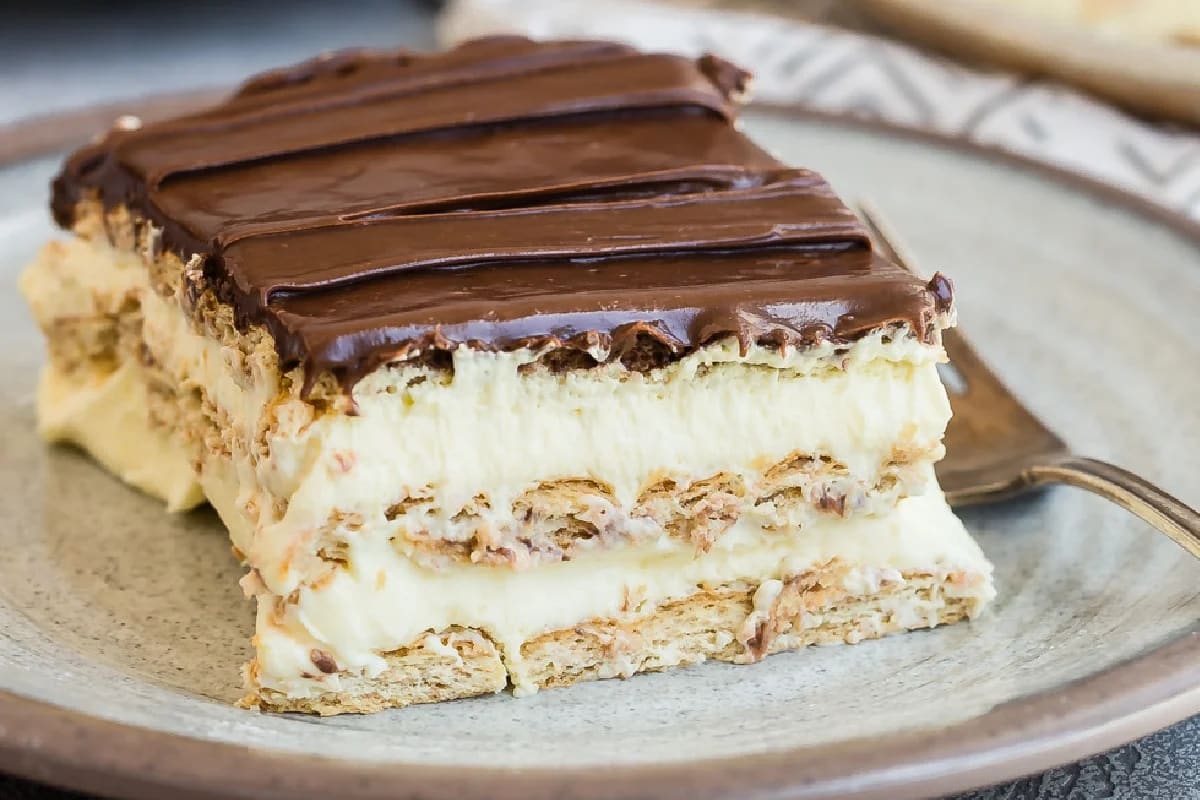 No-Bake Chocolate Eclair Cake - Happy Muncher