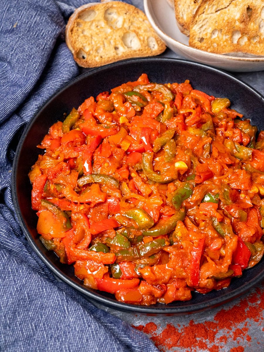 Lecsó (Hungarian Pepper Stew) - Happy Muncher