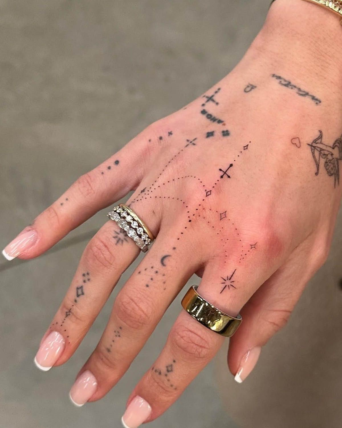 28 Finger Tattoos That Prove Small Ink Makes a Big Statement - Happy ...
