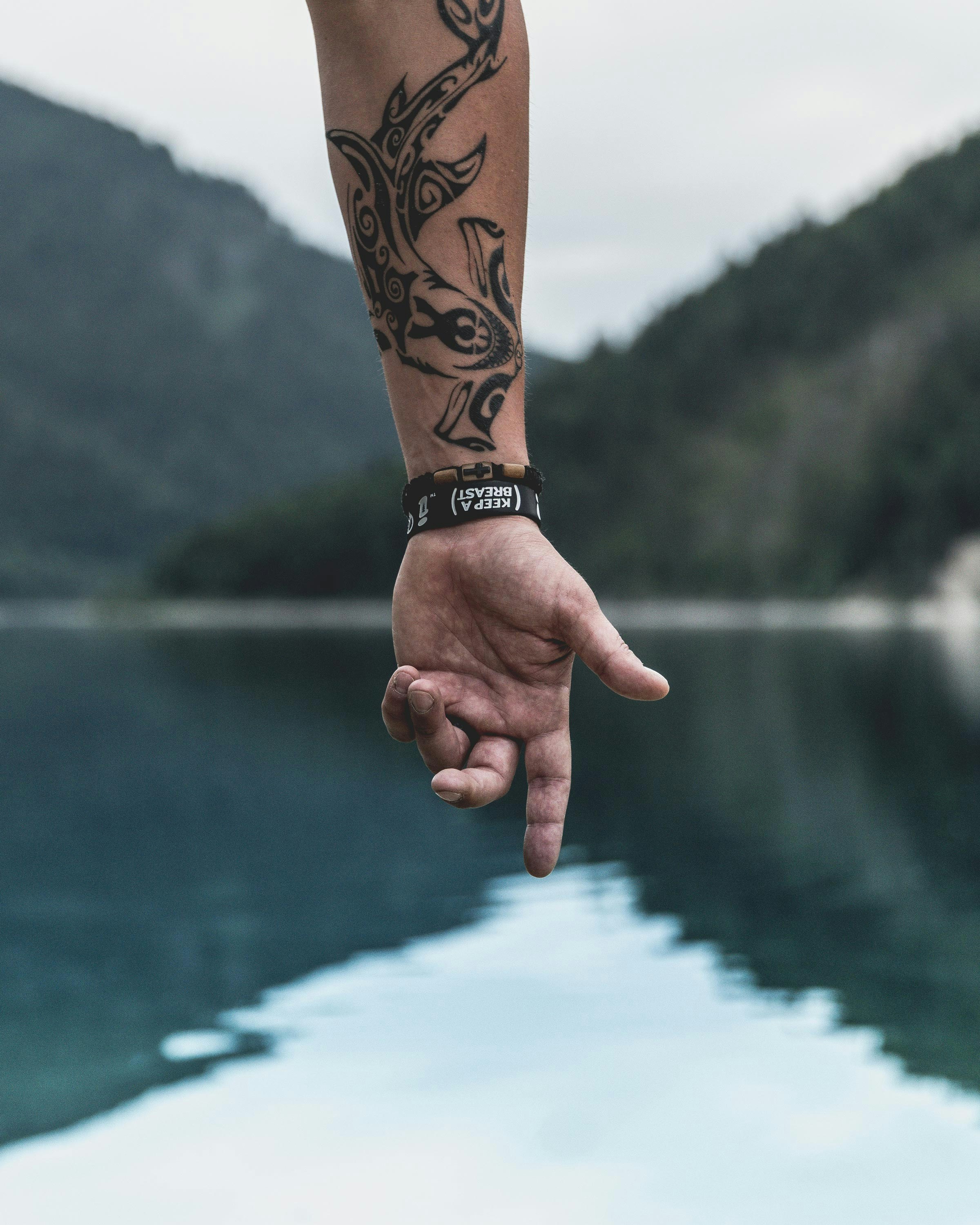 24 Amazing Hand Tattoos - Happy Muncher